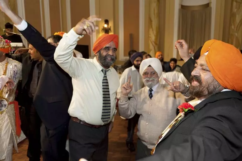 Sikh-huwelijk in het stadhuis, Cardiff, Wales, 2008. © Martin Parr / Magnum Photos / Rocket Gallery