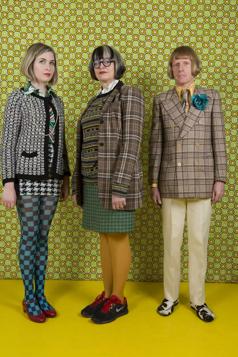 Il-Familja Perry - Grayson, Philippa u bint Florence, Londra, 2012. © Martin Parr / Magnum Photos / Rocket Gallery