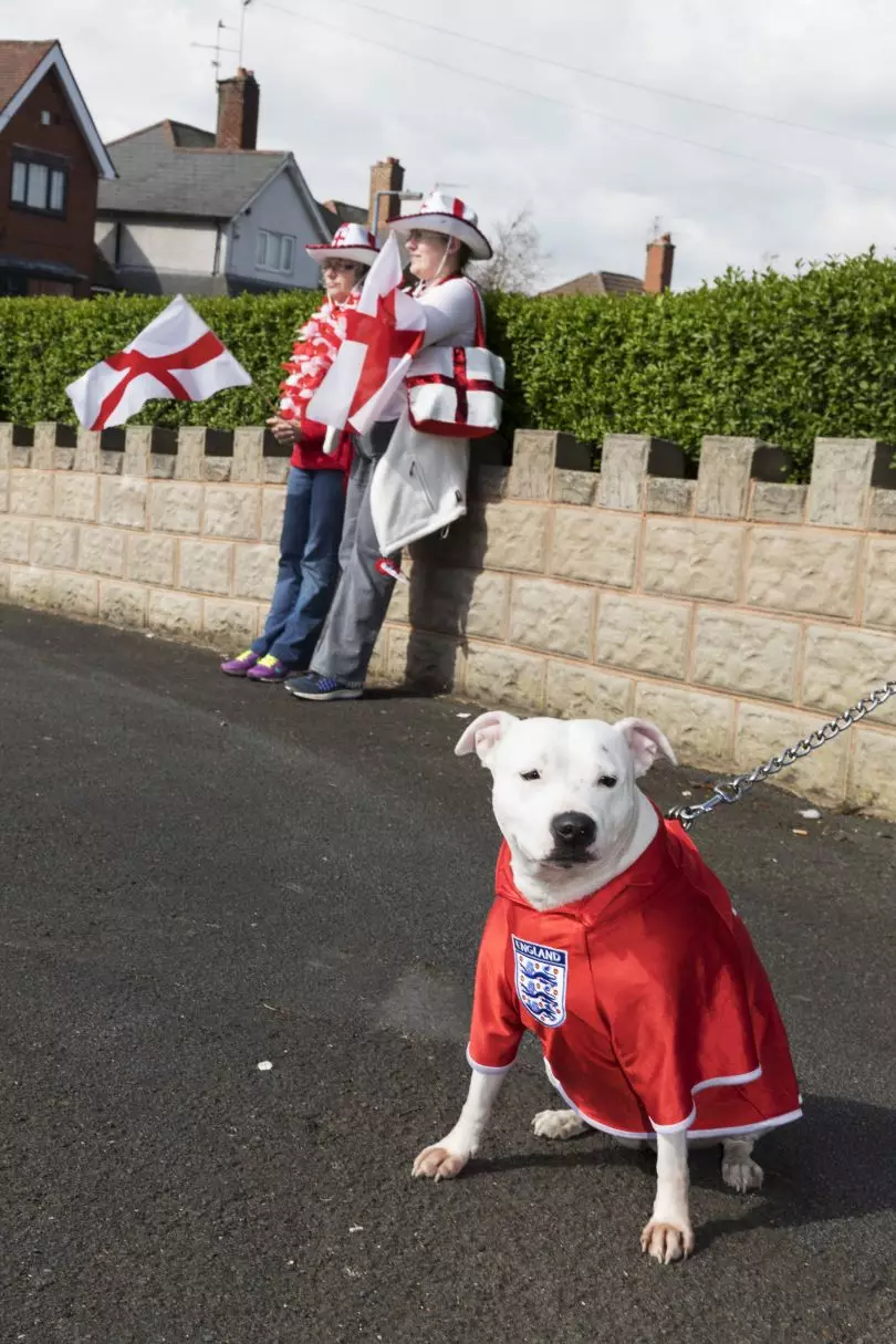 ວັນ St George's, Stone Cross Parade, West Bromwich, 2017. © Martin Parr