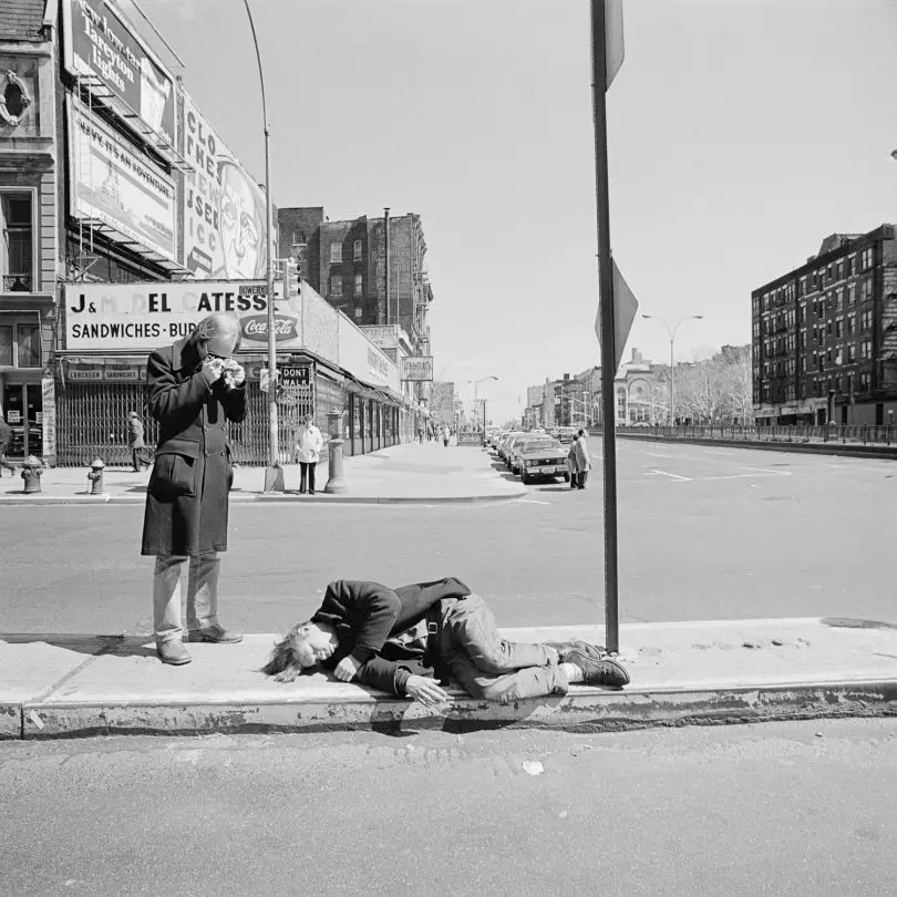 Fotografavimas Bowery, NY, 1977 m. balandis © Meryl Meisler | Visus vaizdus suteikė Meryl Meisler, „The Storefront Project“ ir Steveno Kasher galerija