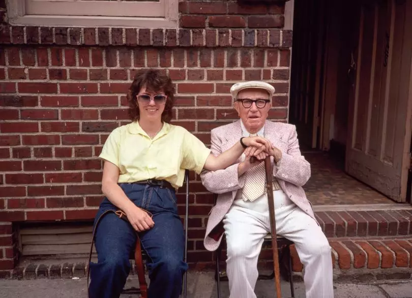 Pán Katz a Merly sedia mimo svojho bytového domu, NY, máj 1985 © Meryl Meisler