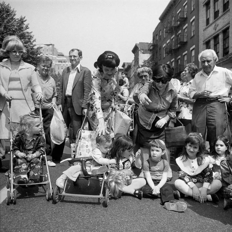 Bērnu ratiņi, bērni un pieaugušie Lower East Side Street festivālā, NY, 1978. gada jūnijs © Merila Meislere