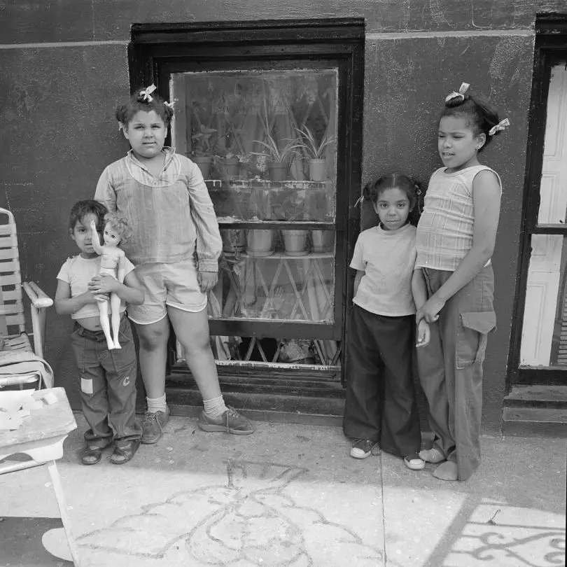 Vier kinderen en een pop voor het raam, NY, juni 1978 © Meryl Meisler