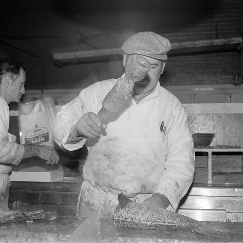 Essex Street Market'te Balık Dilimleme, NY, Mart 1978 © Meryl Meisler