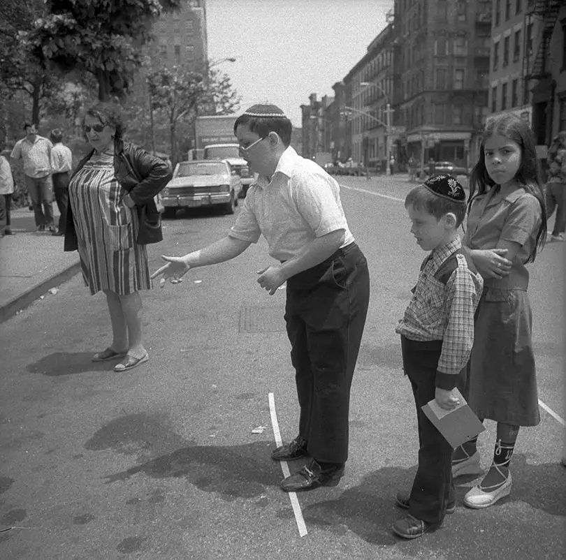 Aşaky Gündogar Side köçesiniň festiwalynda halka tossy, NY, Iýun 1978 © Meril Meisler