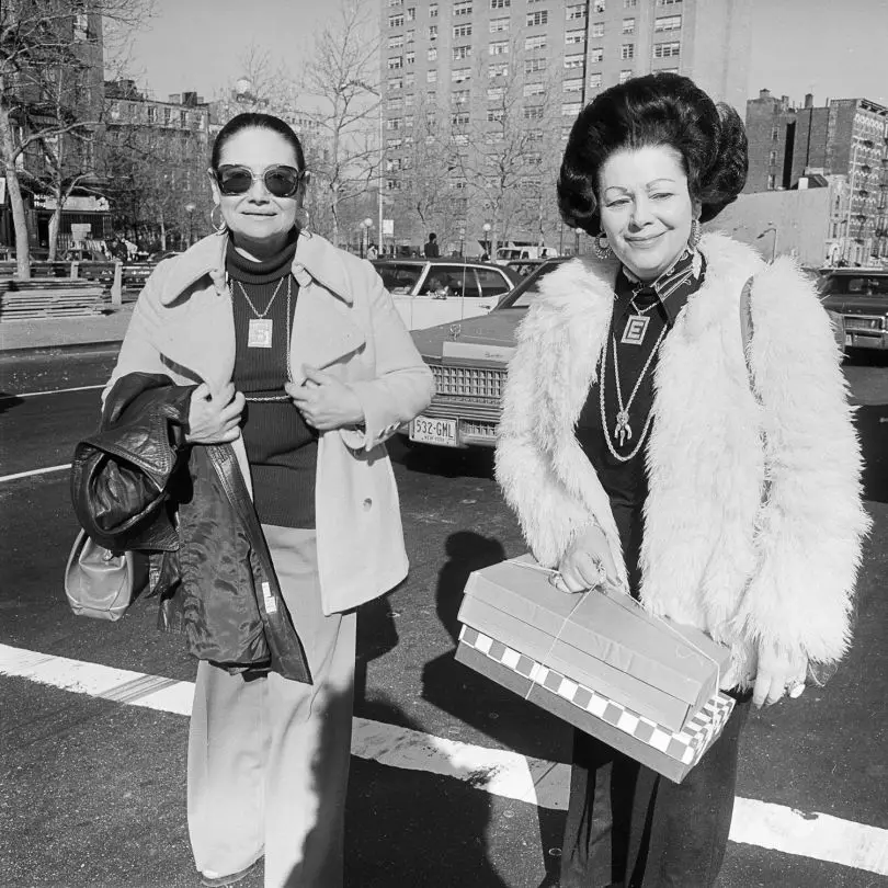 Wanita dan Kotak Hadiah, NY, April 1978 © Meryl Meisler