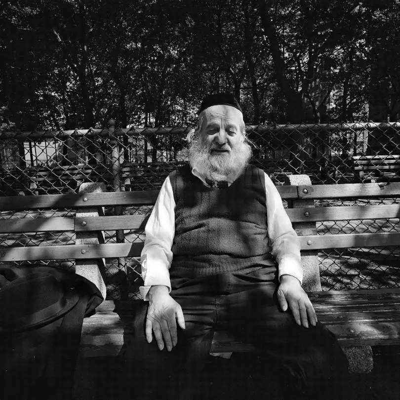 Blanke man met baard op een bank in het park in Dappled Sunlight, NY, mei 1977 © Meryl Meisler