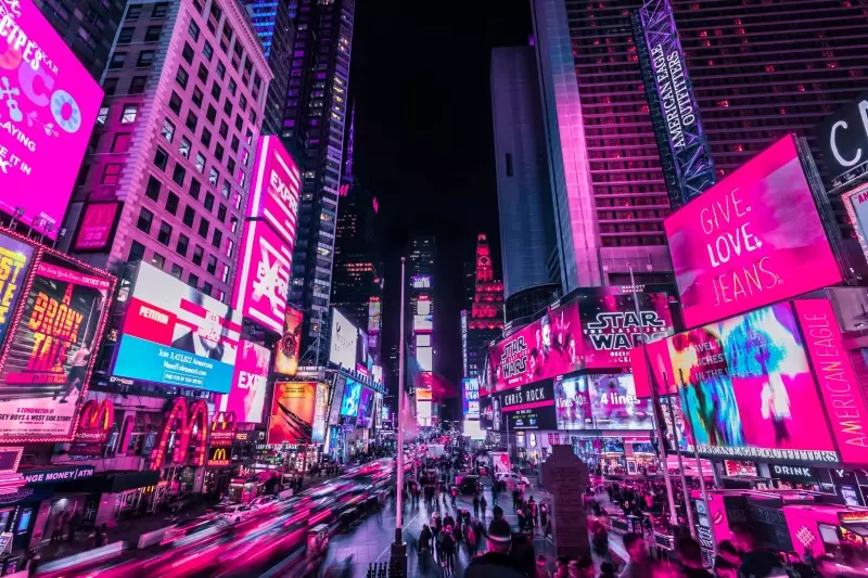 New York Glow: apmierinoša neona fotogrāfiju sērija no Lielā ābola naktī