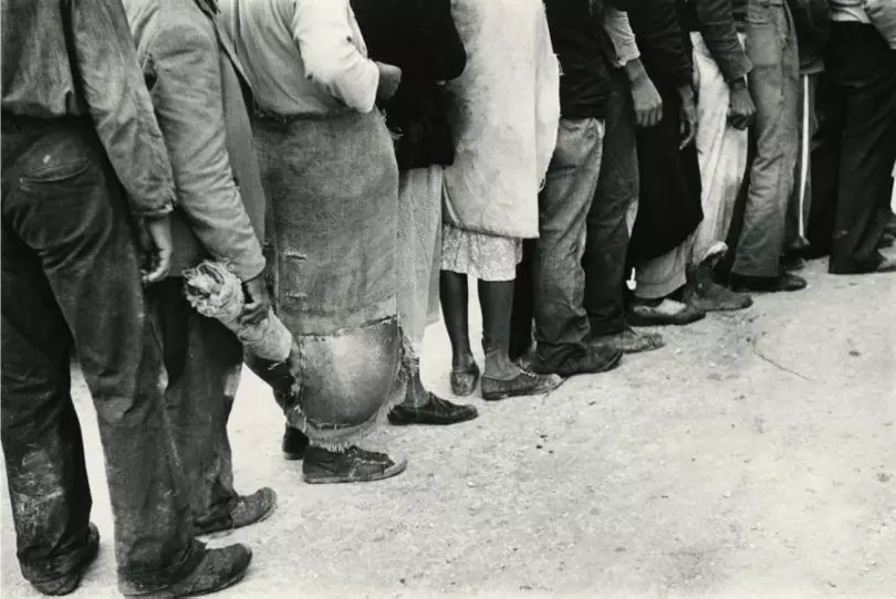 Pemetik Sayur Migran Menunggu Beratur untuk Dibayar, Berhampiran Homestead, Florida, 1939 © Marion Post Wolcott ihsan Galeri Huxley-Parlour