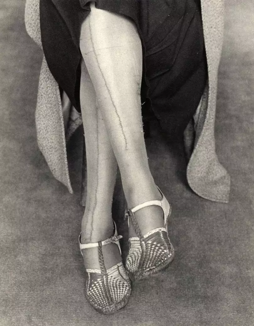 Mended Stockings, San Francisco, 1934 © Dorothea Lange bi xêrhatina Galeriya Huxley-Parlour