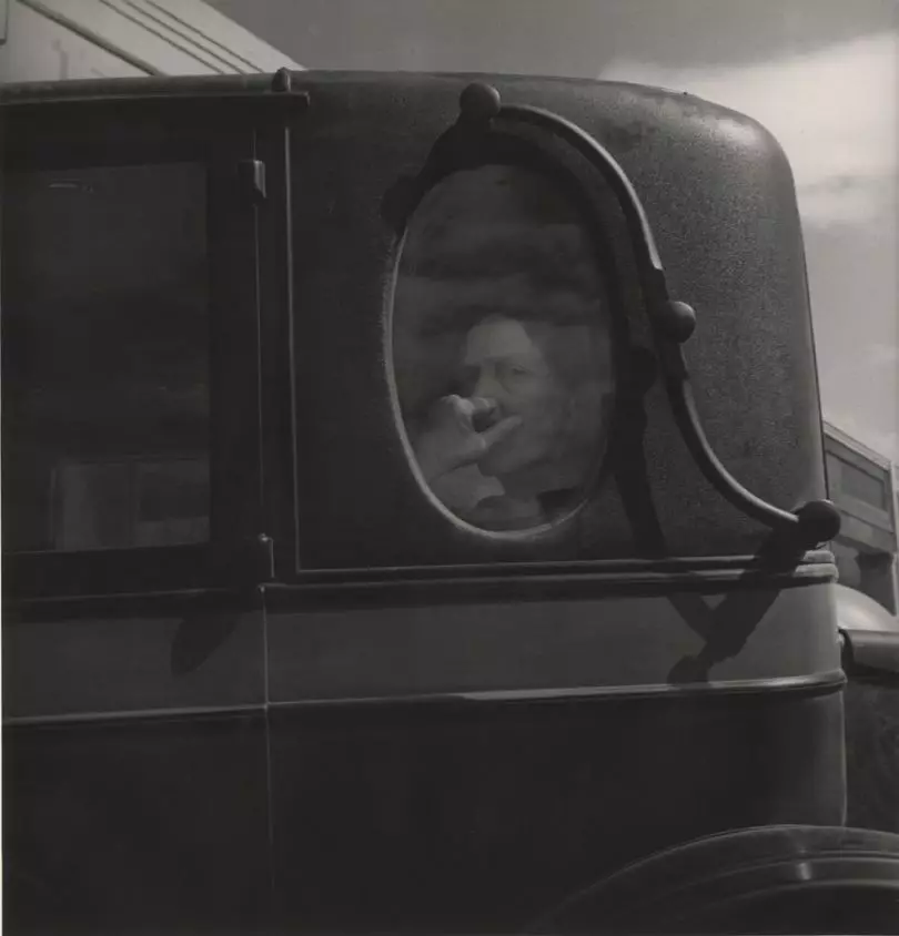 Funeral Cortege, End of an Era in a Small Valley Town, California, 1938 © Dorothea Lange ka tlhompho ea Huxley-Parlour Gallery