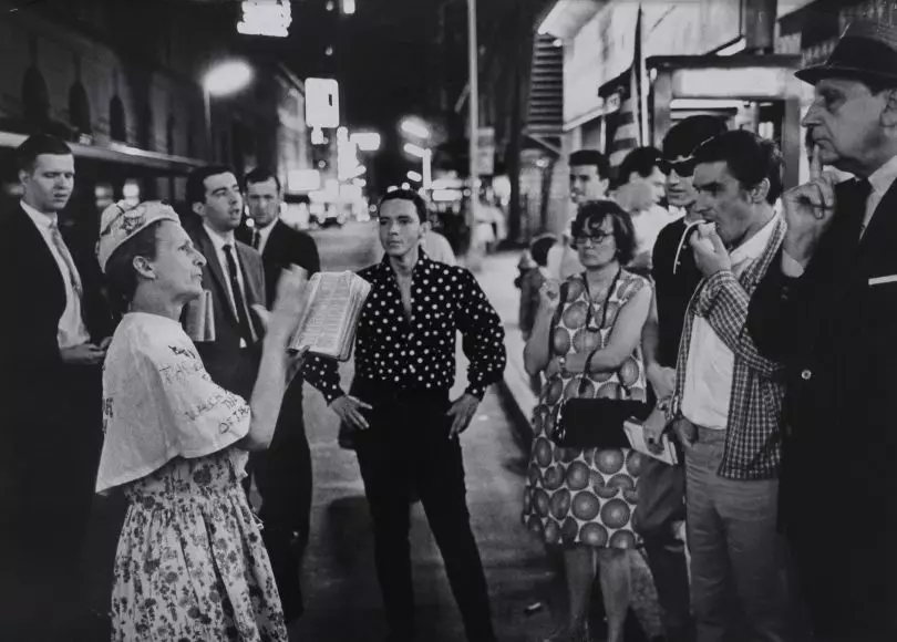 Street Corner Evangelist „Rosie“ prédikar á Broadway & 45th Street, New York borg, 1966 © Garry Winogrand með leyfi Huxley-Parlour Gallery