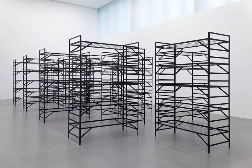 Mona Hatoum, Quarters, 2017, ទិដ្ឋភាពការដំឡើងនៅសារមន្ទីរ der bildenden Künste Leipzig © Mona Hatoum ។ សូមគោរពសិល្បករ និង MdbK Leipzig ។ រូបថត៖ dotgain.info