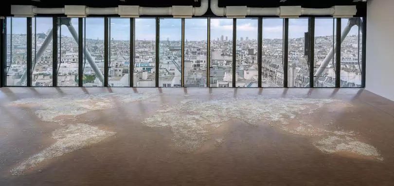 Credyd Delwedd Mona Hatoum, Map (clir), 2015, Golygfa gosod yn Center Pompidou, Paris, 2015 © Mona Hatoum. Trwy garedigrwydd Galerie Chantal Crousel, Paris. Llun: Florian Kleinefenne