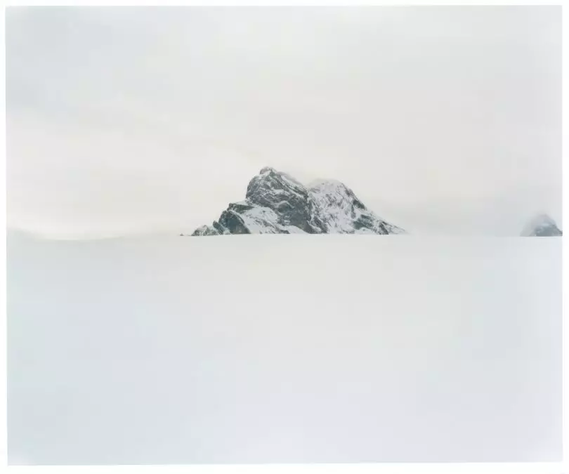 Nowhere Far de Nicholas Hughes retrata paisaxes inquietantes e inquietantes 2830_1