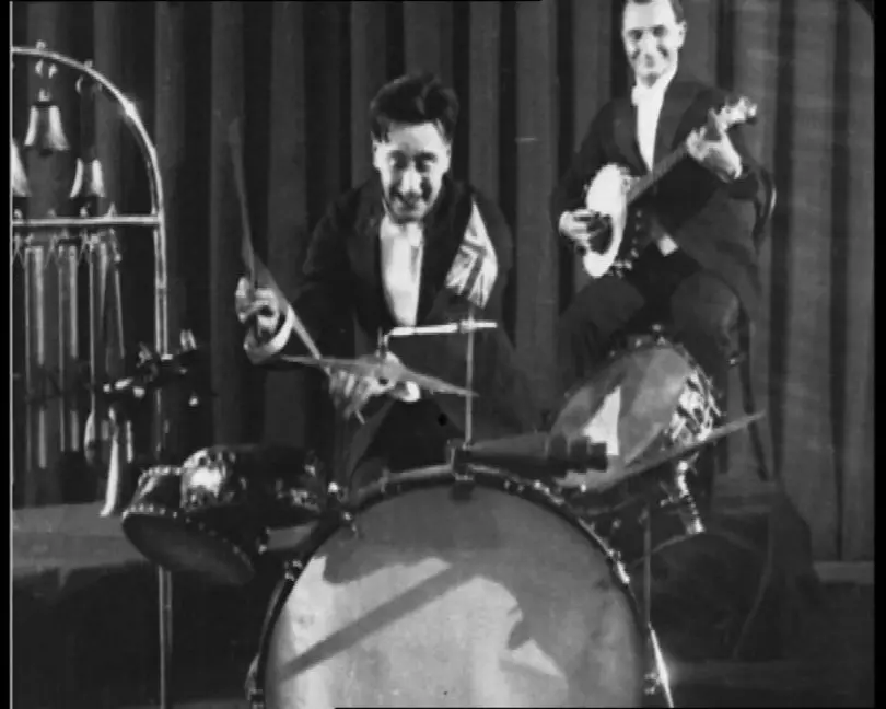 هنوز از فیلم The Jazz Drummer of London Senora Band 1926 Black & White, British Pathé © توسط British Pathé