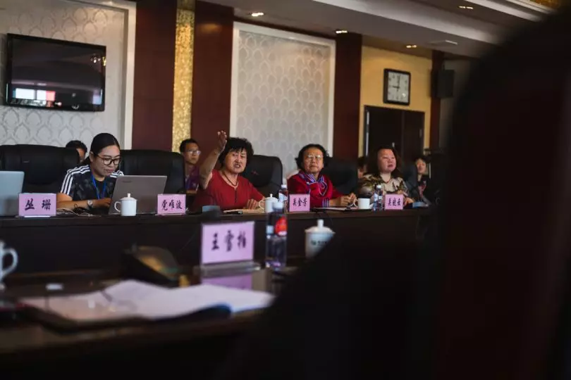 Tahe, Heilongjiang tartomány, 2017. július Guan Jinfang a kormány képviselőit kéri finanszírozásért és forrásokért a régió oktatási projektjeihez. Ezen a konferencián bemutatták az Oroqen nyelvtanulás online platformját.