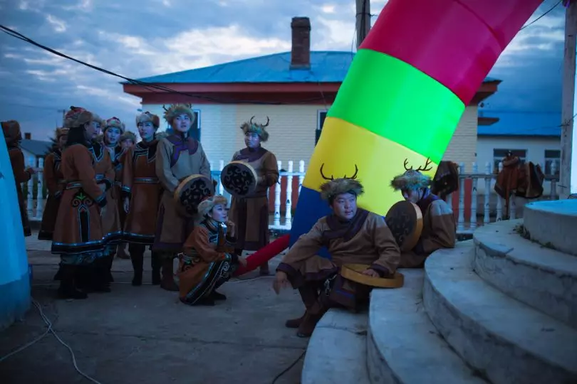Xin' Oroqen Settlement, 2017년 8월 연례 불 축제에서 공연하기 위해 지역 청년들에게서 뽑힌 공연자들이 기다리고 있습니다. Xin'e은 Oroqen 정착지로 지정되어 있지만, 지역의 인종적 다양성은 공연자의 배경에 반영되며, 이들 중 다수는 Oroqen, Ewenki 또는 몽골인이거나 전 세계적으로 증가하는 국제결혼 수준에 따라 한족 대다수 인구의 한 부모가 있습니다. 20세기와 21세기.