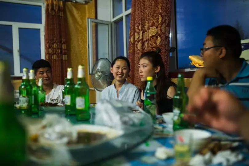 Селище Син'е Орокен, август 2017 г. Младежите от Орокен и техните приятели от други етнически групи – монголци, хан, даур и евенки, ядат заедно по време на лятна ваканция. Животът на тези млади хора е драстично различен от този на поколенията преди тях и много от тях сега посещават университети в цял Китай или следват родителите си в роли в местната власт.