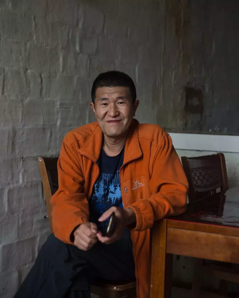 Гуанг Пенг, Баиинар, јул 2017. Орокен је једна од најстаријих етничких мањина у североисточној Кини и имају културне и језичке везе са бројним етничким мањинским групама раширеним широм Хеилонгјианга, Унутрашње Монголије и до Сибира преко руске границе. Као антрополог Гуанг Пенг ради на документовању језика и културе своје заједнице у свету који се брзо мења.