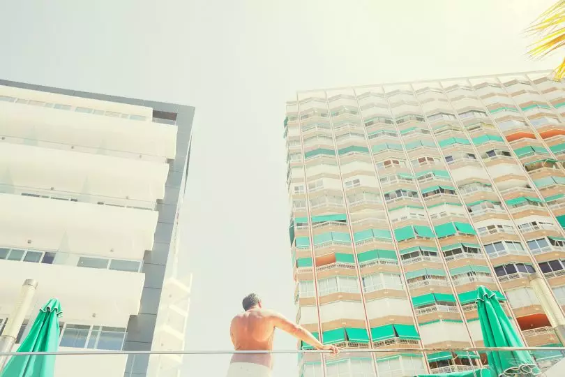 Brits Abroad: El fotógrafo captura a los turistas que buscan el sol en Benidorm 2871_6