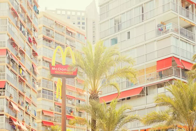 Brits Abroad: El fotógrafo captura a los turistas que buscan el sol en Benidorm 2871_8