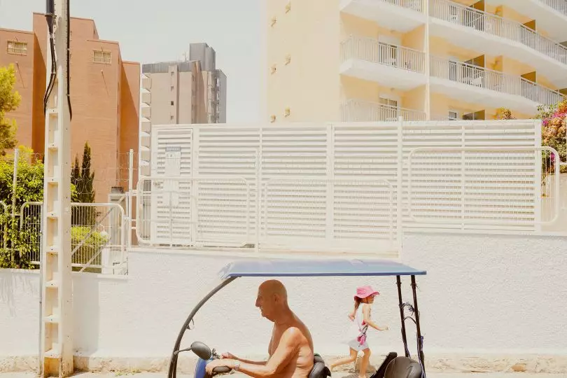 Brits Abroad: El fotógrafo captura a los turistas que buscan el sol en Benidorm 2871_9