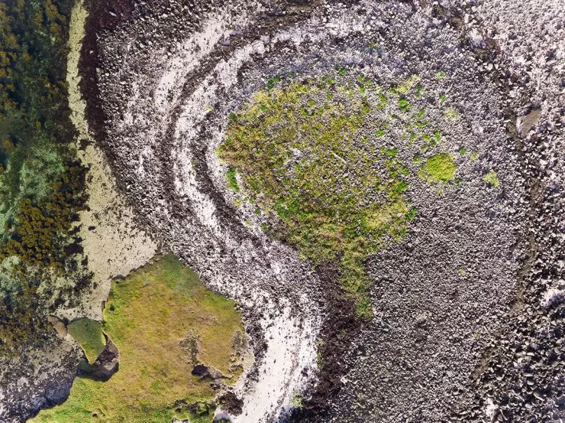 Iceland From Above: ຊຸດການຖ່າຍຮູບທີ່ຈັບໃຈໄດ້ປ່ຽນພູມສັນຖານທີ່ງົດງາມເປັນວຽກງານສິລະປະ 2878_2