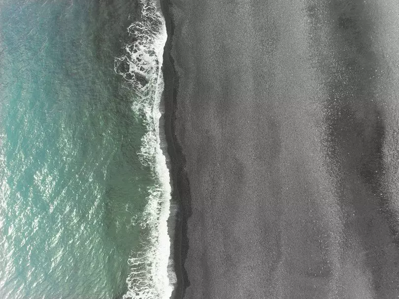 Iceland From Above: ຊຸດການຖ່າຍຮູບທີ່ຈັບໃຈໄດ້ປ່ຽນພູມສັນຖານທີ່ງົດງາມເປັນວຽກງານສິລະປະ 2878_3