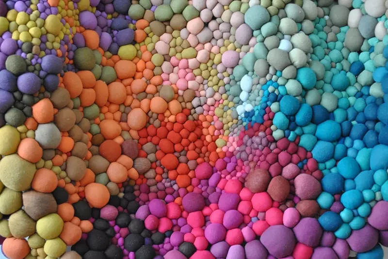 งานศิลปะสีสันสดใสขนาดยักษ์ที่สร้างจากลูกบอลผ้านับร้อยโดย Serena Garcia Dalla Venezia