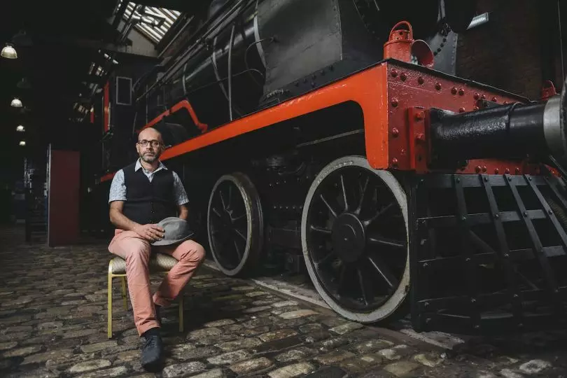 L'artiste Nikhil Chopra devant la locomotive à vapeur 3157 au Musée des sciences et de l'industrie, Manchester, 2017. Image reproduite avec l'aimable autorisation du Musée des sciences et de l'industrie.