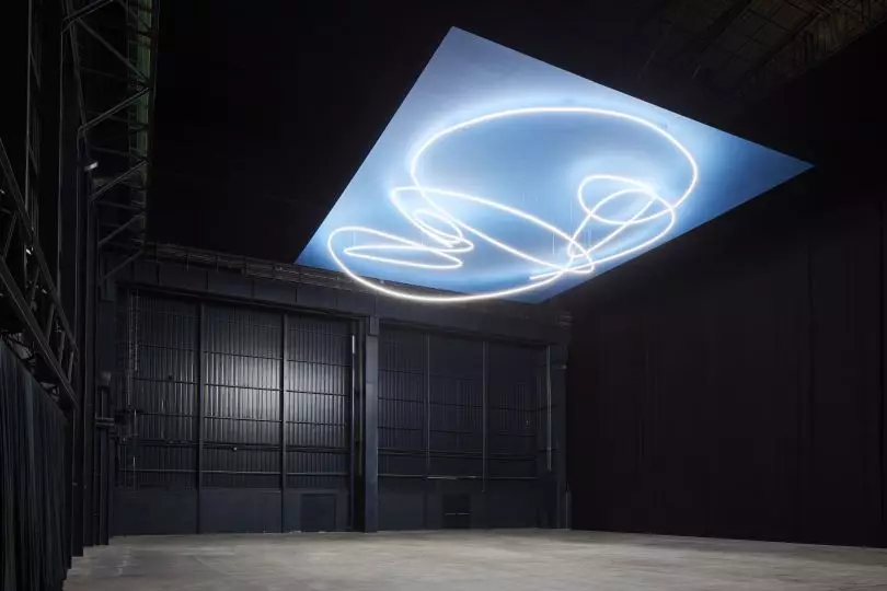 Lucio Fontana, Struttura al neon per la IX Triennale di Milano, 1951/2017, תצוגת מיצב ב- Pirelli HangarBicocca, מילאנו, 2017. באדיבות Pirelli HangarBicocca, Milan. ©Fondazione Lucio Fontana צילום: Agostino Osio