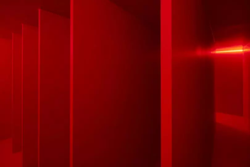 Lucio Fontana, Ambiente spaziale a luce rossa, 1967/2017, installaationäkymä Pirelli HangarBicoccassa, Milanossa, 2017. Pirelli HangarBicocca, Milano. ©Fondazione Lucio Fontana Kuva: Agostino Osio