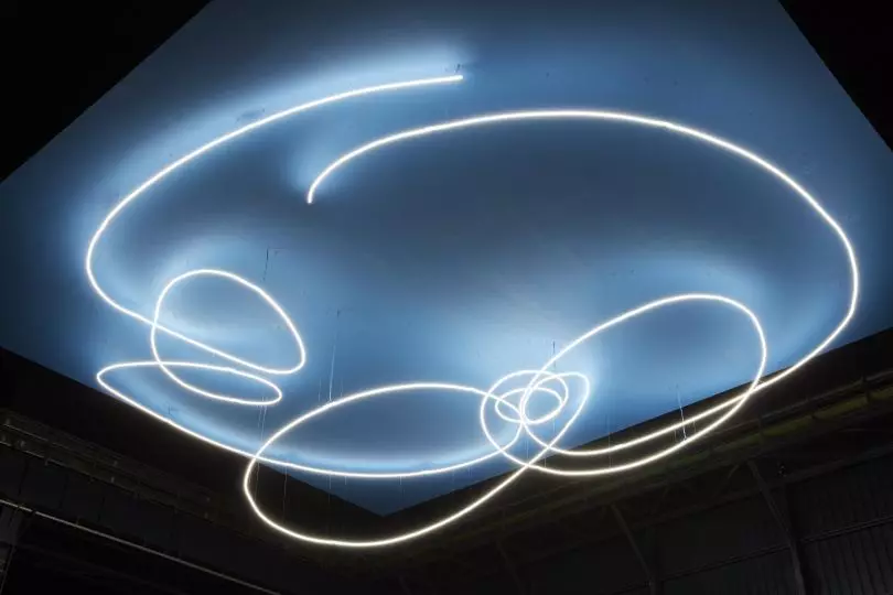 Lucio Fontana, Struttura al neon per la IX Triennale di Milano, 1951/2017, asennusnäkymä Pirelli HangarBicoccassa, Milanossa, 2017. Pirelli HangarBicocca, Milano. ©Fondazione Lucio Fontana Kuva: Agostino Osio