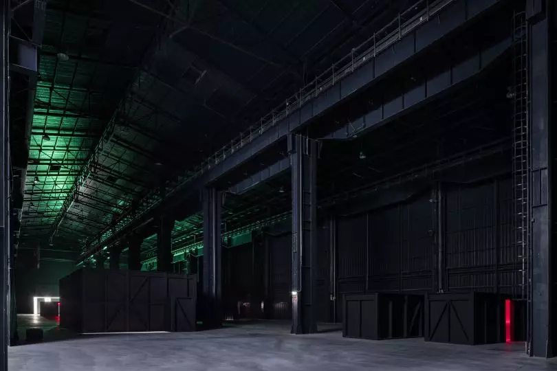 Lucio Fontana, “Ambienti/Environments”, izstādes skats Pirelli HangarBicocca, Milāna, 2017. Pieklājība Pirelli HangarBicocca, Milāna. Foto: Agostino Osio