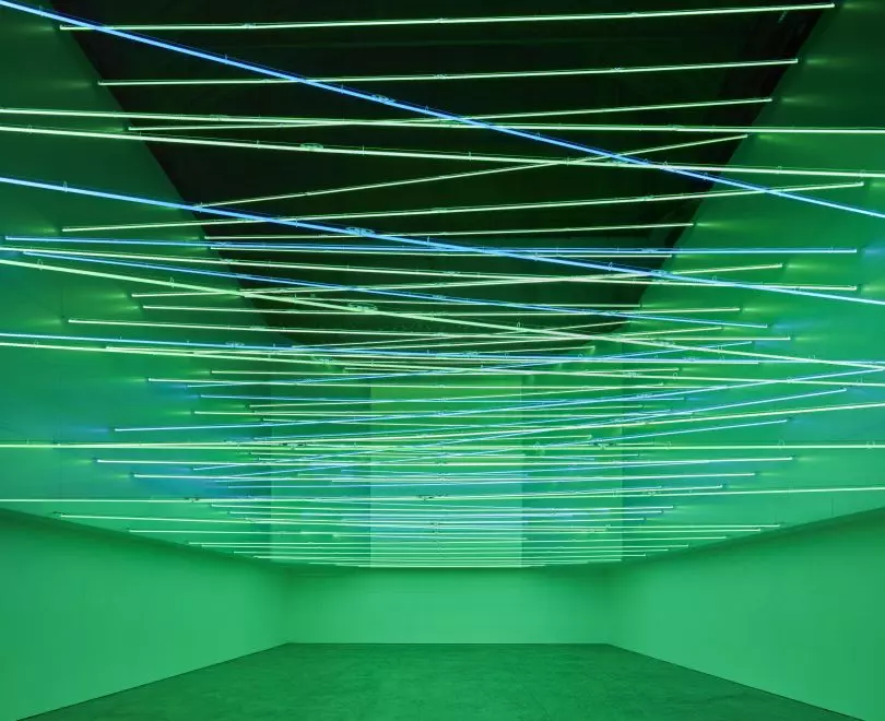 Lucio Fontana, Fonti di energia, soffitto al neon kada “Italia 61”, usa ka Torino, 1961/2017, instalasyon tan-awon sa Pirelli HangarBicocca, Milan, 2017. Sa maayong kabubut-on sa Pirelli HangarBicocca, Milan. ©Fondazione Lucio Fontana Litrato: Agostino Osio