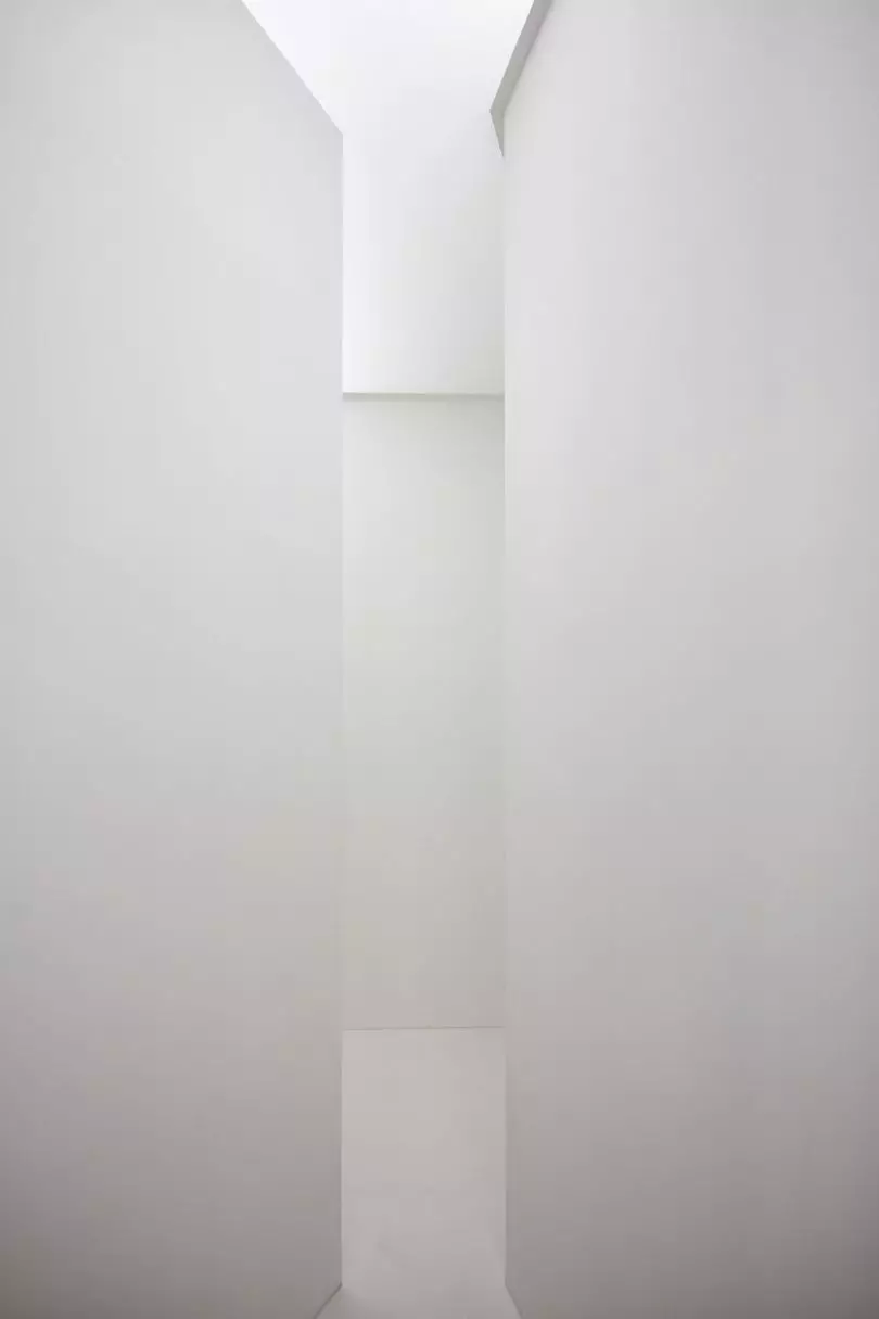 卢西奥·丰塔纳（Lucio Fontana），卡塞尔文献展 4 中的空间环境，1968/2017 年，2017 年米兰倍耐力 HangarBicocca 展览现场。图片由米兰 Pirelli HangarBicocca 提供。 ©Fondazione Lucio Fontana 照片：Agostino Osio