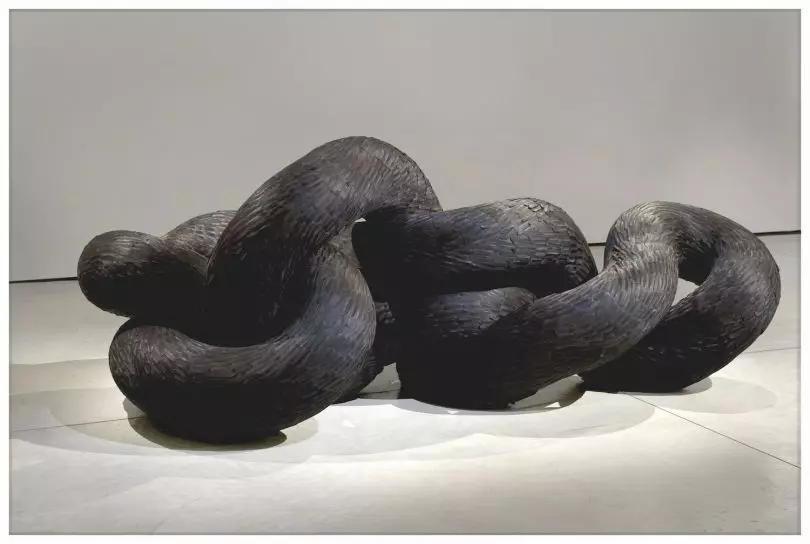 Kate MccGwire Corvid, 2011 Pene de corb și tehnici mixte 122 x 331 x 149 cm © Kate MccGwire, 2017 Imagine oferită de Saatchi Gallery, Londra