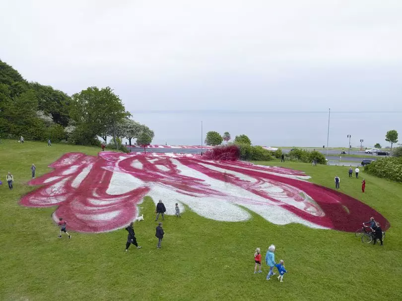 Katharina Grosse, 아스팔트 공기와 머리카락, 2017. ARoS Triennial THE GARDEN – 시대의 끝; 시간의 시작. 정원 – 미래, 오르후스, 덴마크. © Katharina Grosse 및 VG Bild-Kunst, Bonn 2017. 사진: Nic Tenwiggenhorn. © DACS 2017