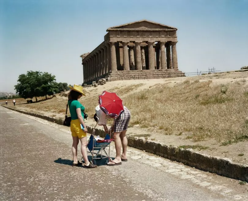 Dolca Via: fotografiile lui Charles Traub cu italieni bucurându-se de viața bună din anii 1980 plini de viață 2939_14