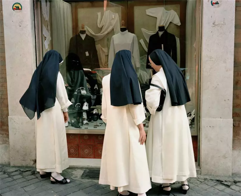 Dolca Via: fotografiile lui Charles Traub cu italieni bucurându-se de viața bună din anii 1980 plini de viață 2939_15