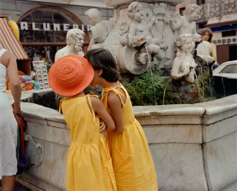 Dolca Via: fotografiile lui Charles Traub cu italieni bucurându-se de viața bună din anii 1980 plini de viață 2939_20