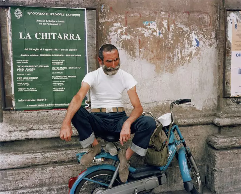 Dolca Via: fotografiile lui Charles Traub cu italieni bucurându-se de viața bună din anii 1980 plini de viață 2939_5