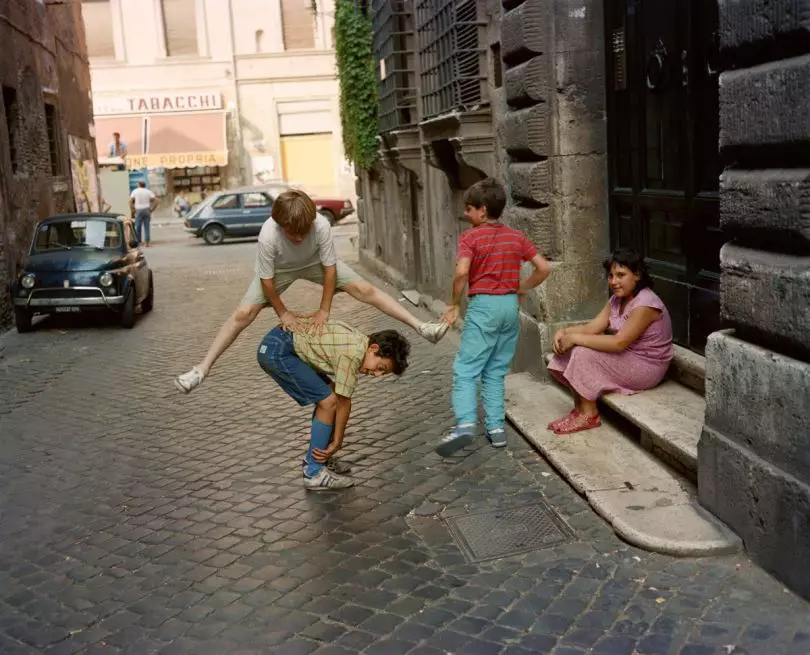 Dolca Via: Charles Traubs foto's van Italianen die van het goede leven genieten in de levendige jaren '80 2939_6