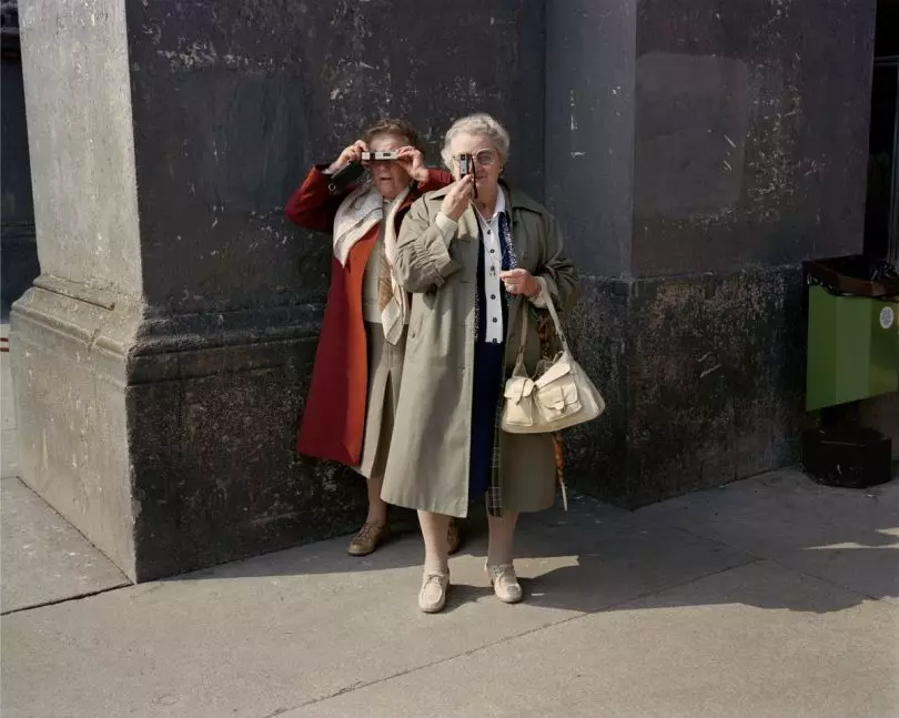 Dolca Via: fotografiile lui Charles Traub cu italieni bucurându-se de viața bună din anii 1980 plini de viață 2939_8