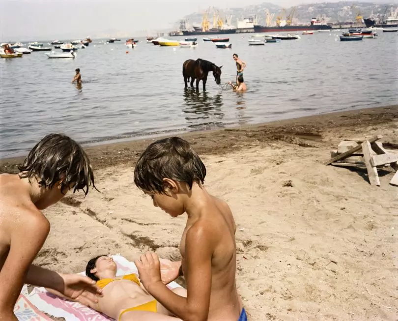 Dolca Via: fotografiile lui Charles Traub cu italieni bucurându-se de viața bună din anii 1980 plini de viață 2939_9