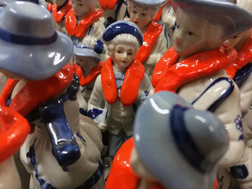 Isinusuot ng artista ang mga vintage porcelain figurine sa mga life jacket para i-highlight ang krisis sa refugee sa Europe 2942_1
