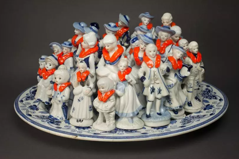 L'artista veste figurine di porcellana vintage con giubbotti di salvataggio per evidenziare la crisi dei rifugiati in Europa 2942_2