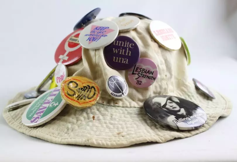 Sombrero de pescador con insignias, años 1970 a 2000, de las colecciones de la Biblioteca de mujeres de Glasgow