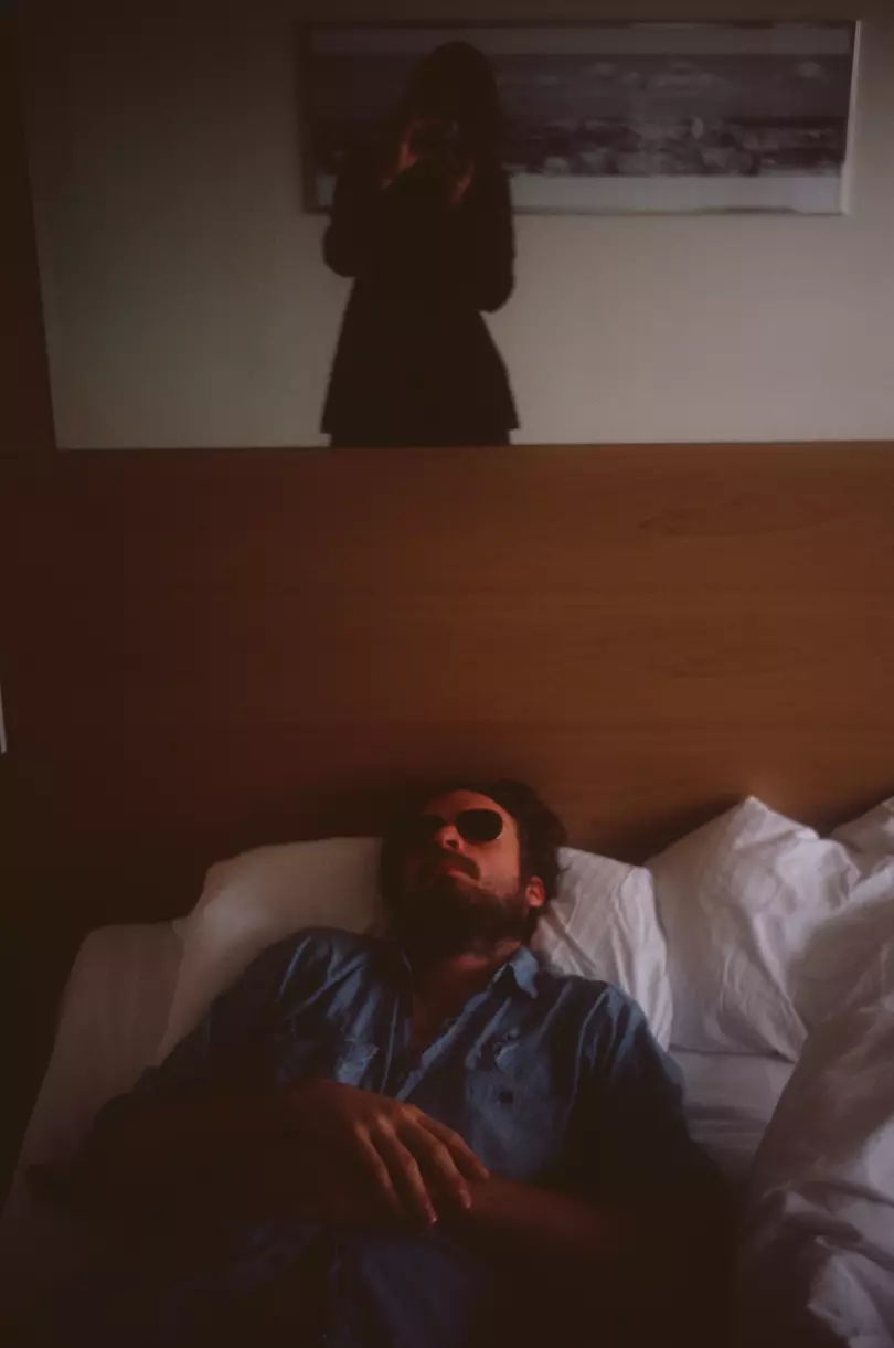 Vader John Misty se 'Honeybear'-fotograafvrou bied 'n dekade se outobiografiese werk aan 2965_2